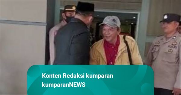 Viral Video Ketua DPRD Luwu Timur Ogah Salaman dengan Warga | kumparan.com Viral Video Ketua DPRD Luwu Timur Ogah Salaman dengan Warga | kumparan.com